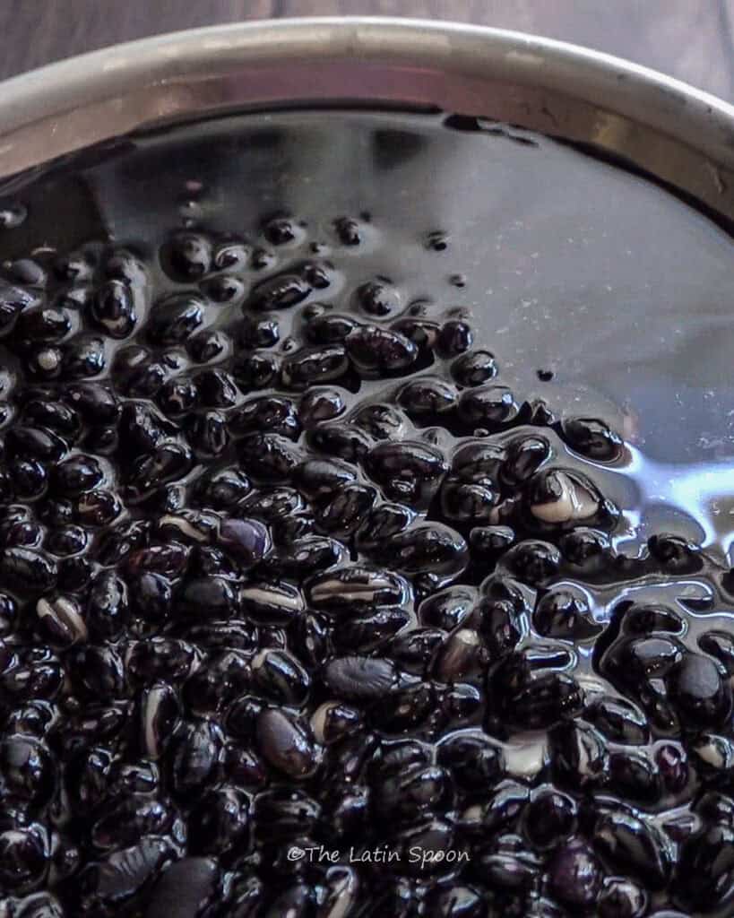 Costa Rican Homemade Black Beans - thelatinspoon.com